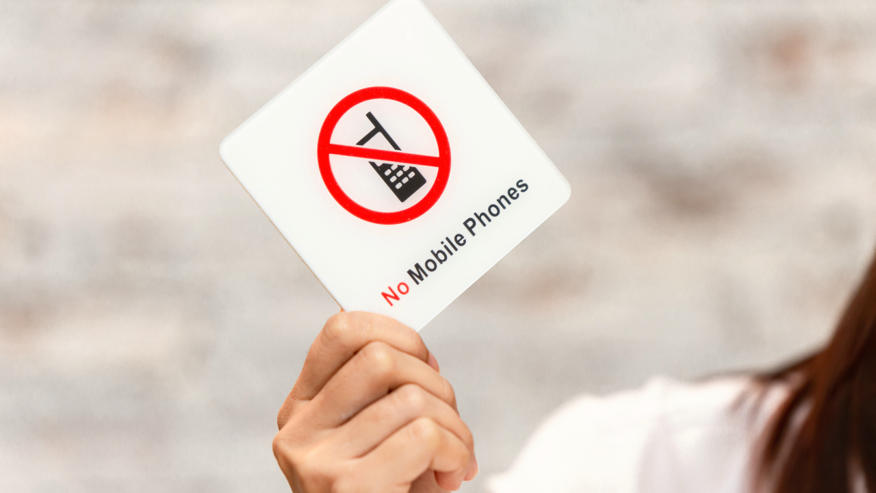 Phones In The Classroom Debate (& 5 Things Parents Can Do To Help ...